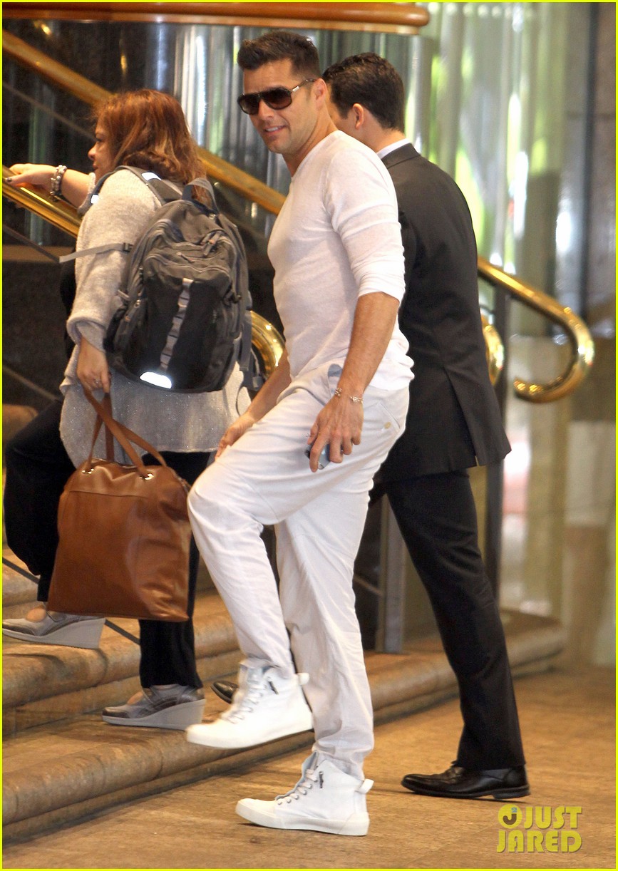 Ricky Martin: Sydney Arrival with Matteo & Valentino!: Photo 2825486 ...