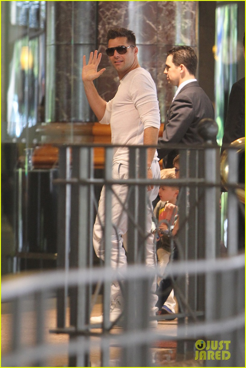 Ricky Martin: Sydney Arrival with Matteo & Valentino!: Photo 2825507 ...