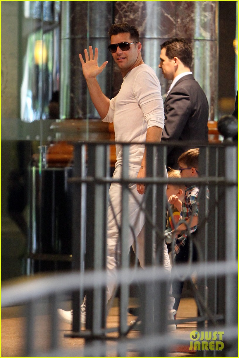 Ricky Martin: Sydney Arrival with Matteo & Valentino!: Photo 2825508 ...