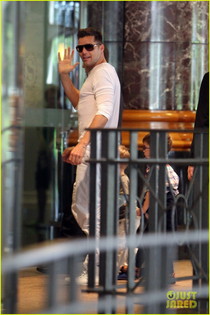 Ricky Martin: Sydney Arrival with Matteo & Valentino!: Photo 2825509 ...