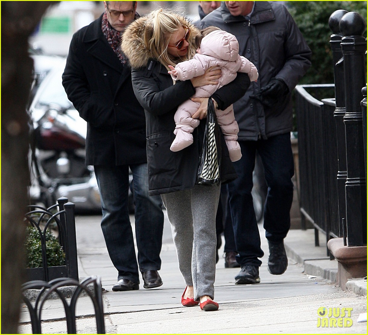 Sienna Miller & Tom Sturridge: Family Day with Marlowe!: Photo 2832469 ...