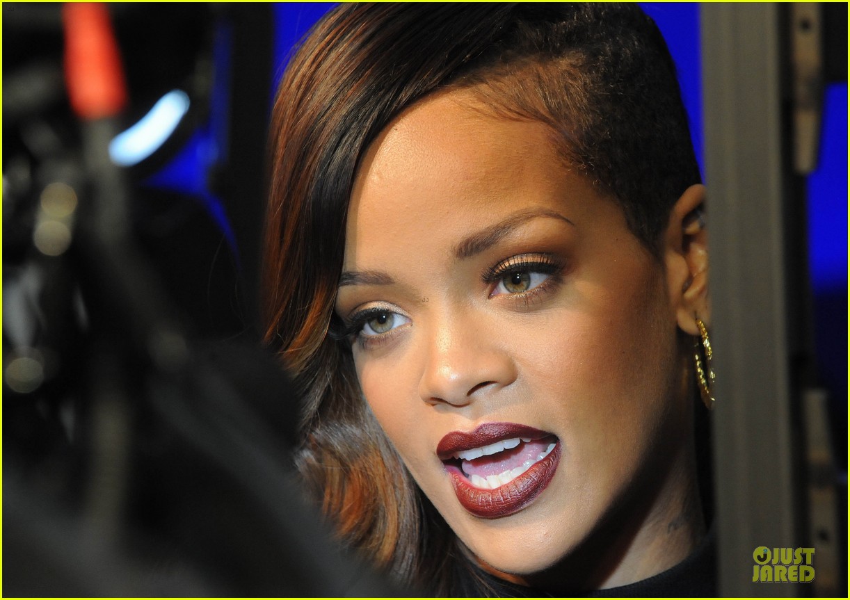 Rihanna: 'Diamonds' World Tour Rehearsal - Watch Now!: Photo 2824928 ...