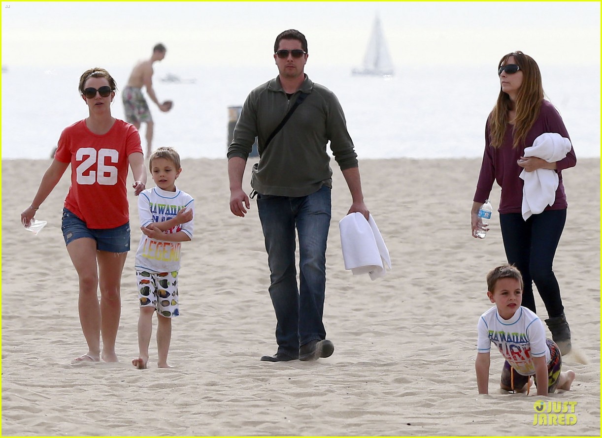 Britney Spears: Santa Barbara Beach Day with the Boys!: Photo 2823895 ...
