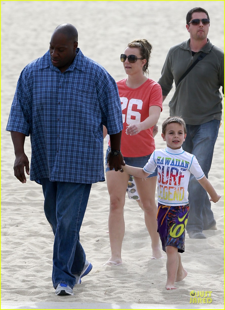 Britney Spears: Santa Barbara Beach Day with the Boys!: Photo 2823898 ...