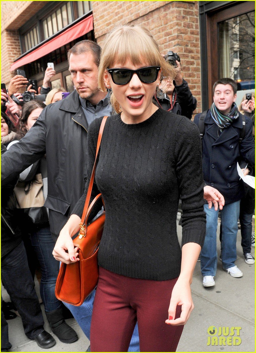 Taylor Swift Paints the Town Red in New York City!: Photo 2838714 ...