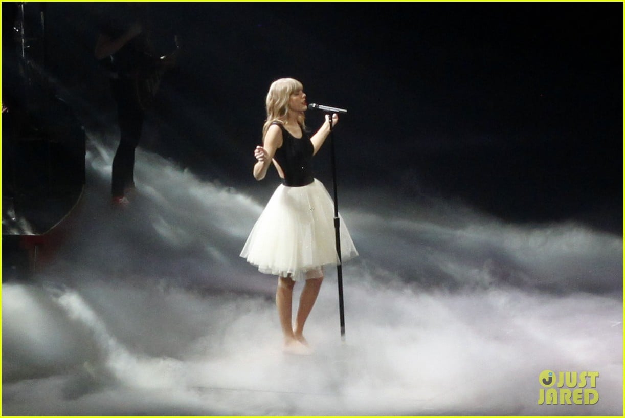 Taylor Swift Kicks Off the 'Red' Tour!: Photo 2830255 | Taylor Swift ...