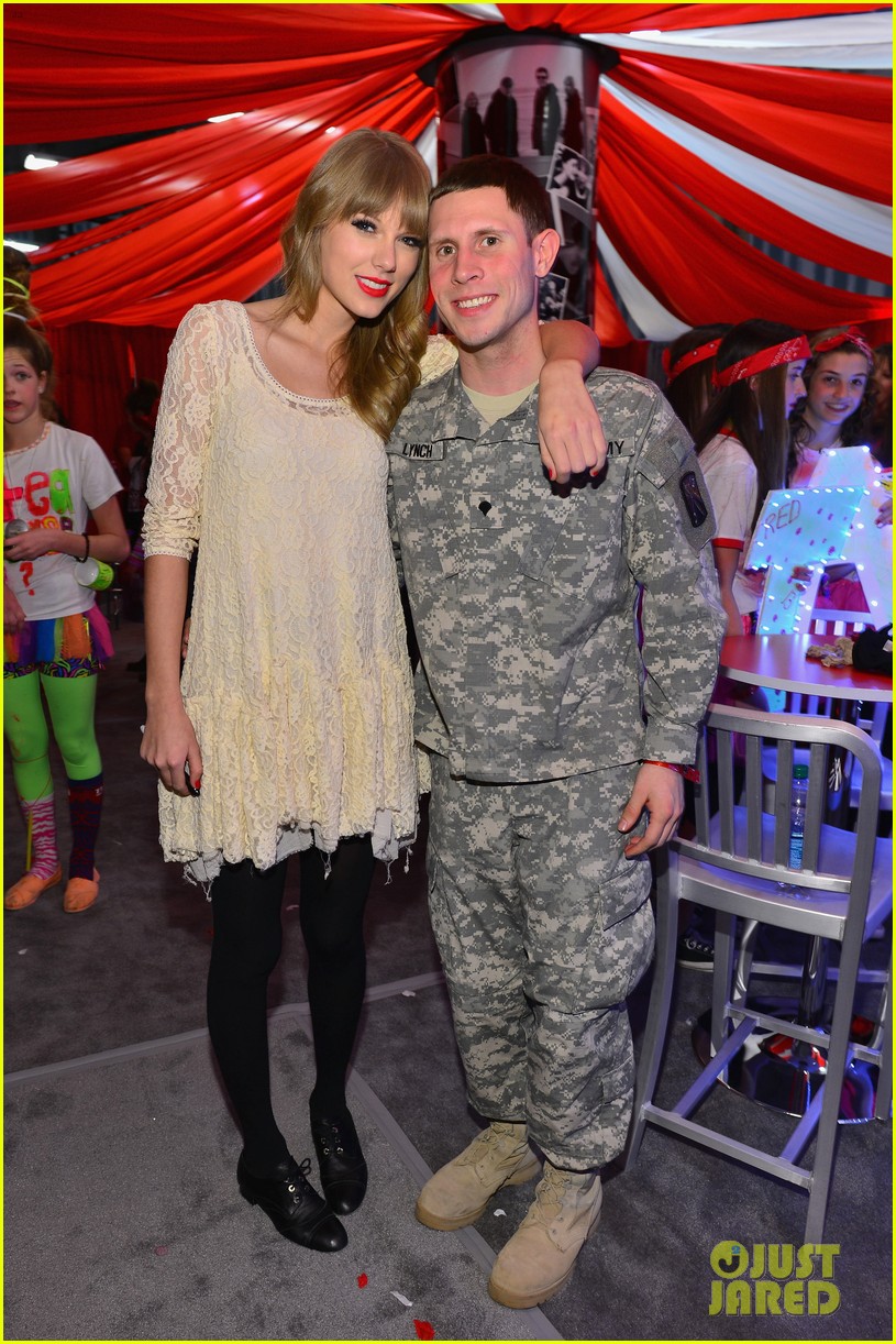 Taylor Swift: 'Everybody Talks' with Tyler Glenn in Newark!: Photo ...