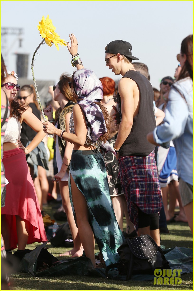 Vanessa Hudgens & Austin Butler: Coachella Cuddles!: Photo 2850316 ...