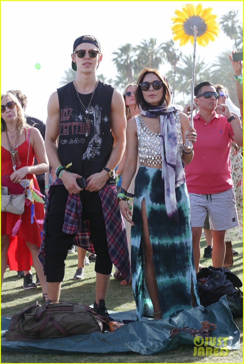 Vanessa Hudgens & Austin Butler: Coachella Cuddles!: Photo 2850322 ...