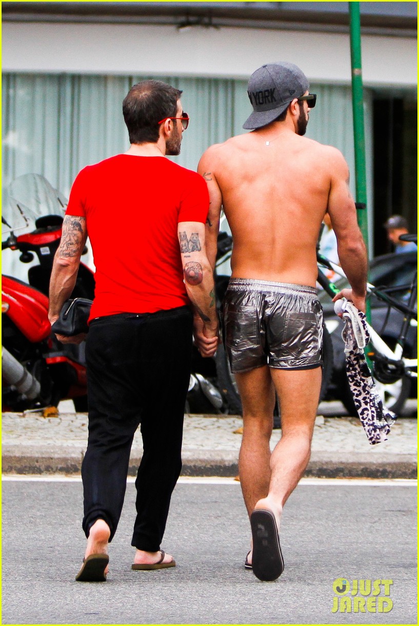 Marc Jacobs & Harry Louis: Beach Kisses in Rio!: Photo 2847156 | Marc ...
