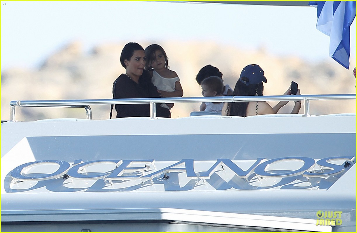 Pregnant Kim Kardashian: Greece Yacht with Family!: Photo 2859283 ...
