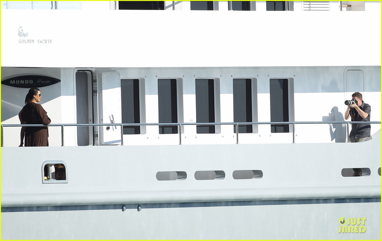 Pregnant Kim Kardashian: Greece Yacht with Family!: Photo 2859286 ...