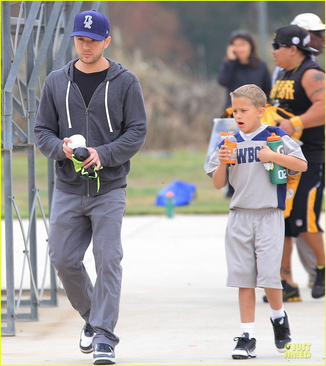 Ryan Phillippe: Cowboys Soccer Game with Deacon!: Photo 2849723 ...