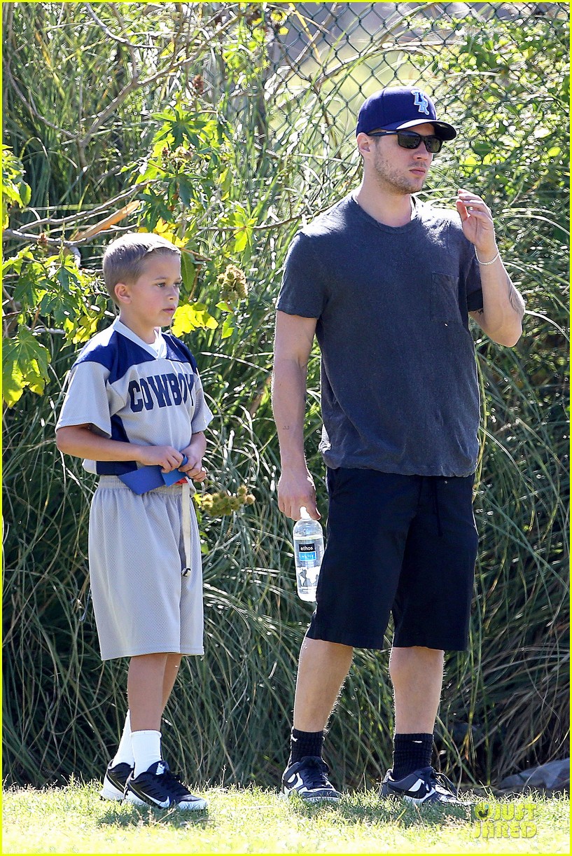 Photo: ryan phillippe deacon football game supporter 05 | Photo 2854181 ...