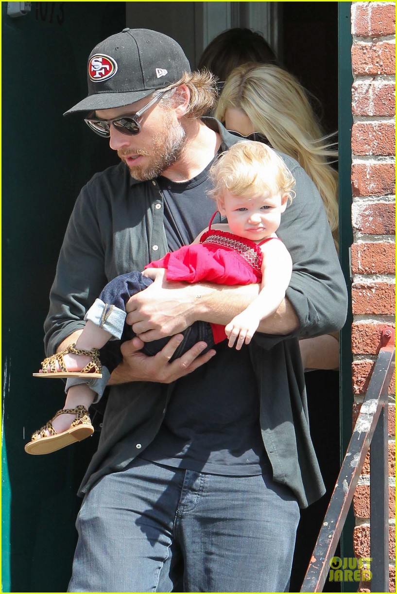 Jessica Simpson: Baby Bumpin' Office Stop with Family!: Photo 2844073 ...