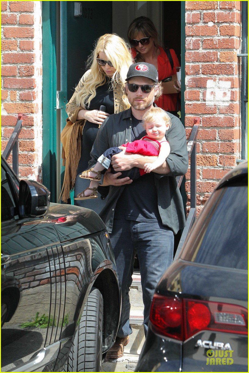 Jessica Simpson: Baby Bumpin' Office Stop with Family!: Photo 2844079 ...