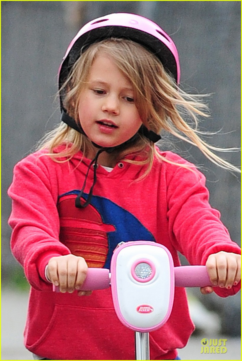 Michelle Williams & Matilda: Scooter Stroll with Lucky!: Photo 2849780 ...