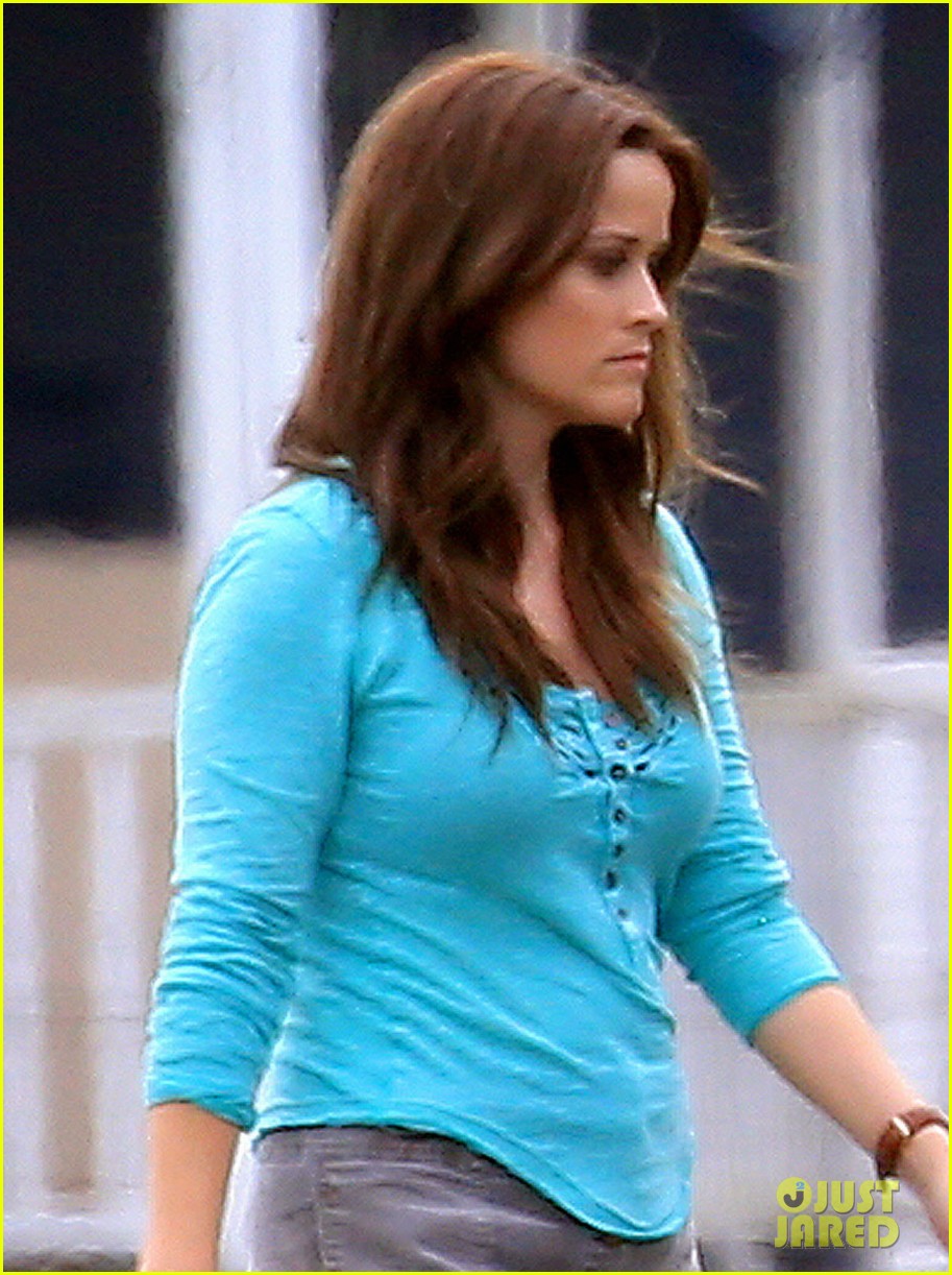 Reese Witherspoon: Brunette Hair on 'The Good Lie' Set!: Photo 2852167 ...