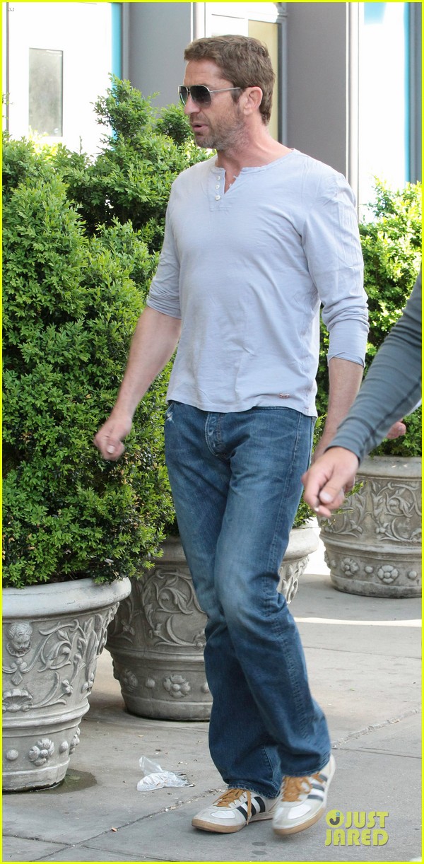 Gerard Butler: NYC Arrival Before Met Ball!: Photo 2864602 | Gerard ...