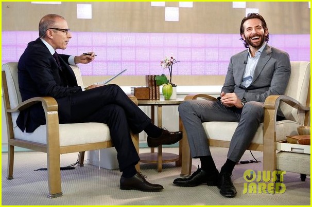 Bradley Cooper Surprises Savannah Guthrie with Flowers: Photo 2869618 ...