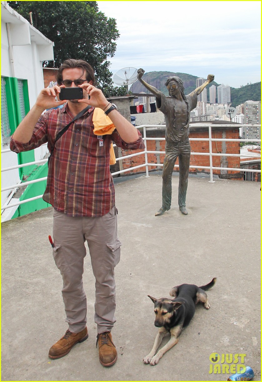 Bradley Cooper Visits Santa Marta Favela with Ed Helms: Photo 2880833 ...