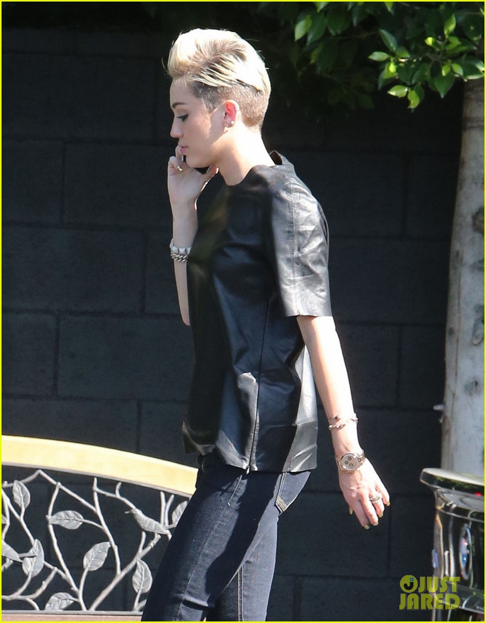 Miley Cyrus: My Mom Always Tells Me 'You Look Beautiful': Photo 2873126 ...