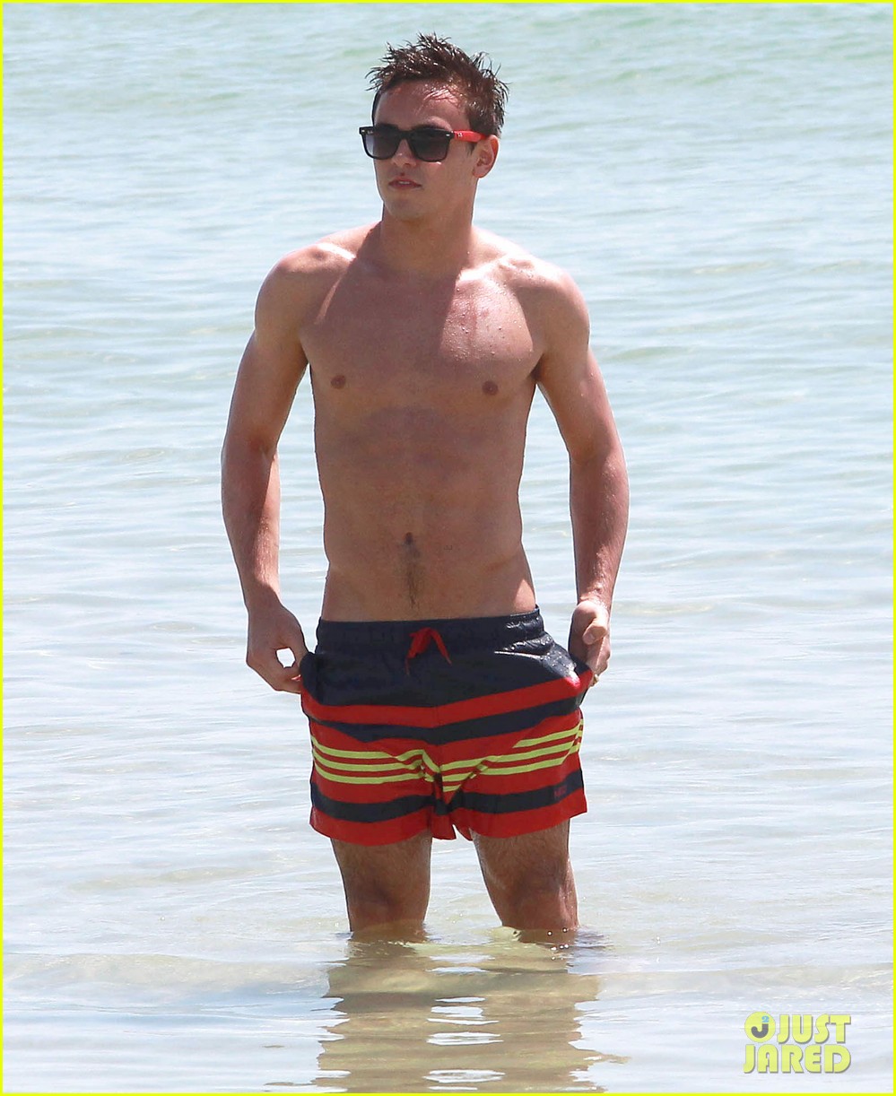 Tom Daley: Shirtless Beach Boy Before Diving World Series!: Photo ...