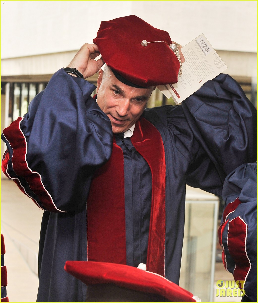 Daniel Day-Lewis & Laura Linney: Juilliard Commencement!: Photo 2877747 ...