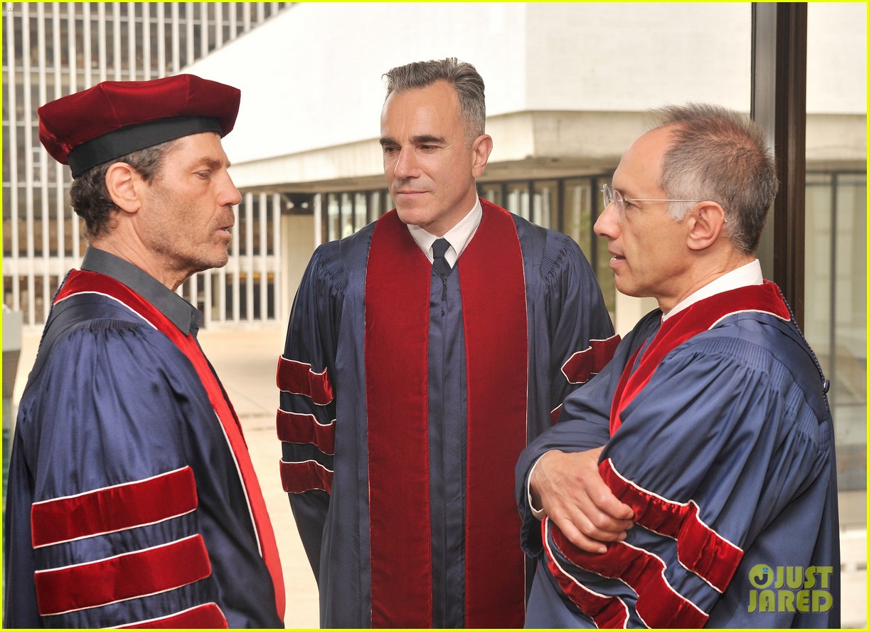 Daniel Day-Lewis & Laura Linney: Juilliard Commencement!: Photo 2877757 ...