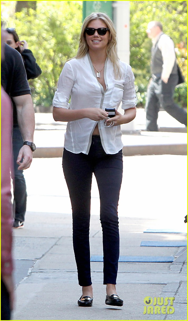 Cameron Diaz Hides & Kate Upton Smiles Wide on Set: Photo 2862701 ...