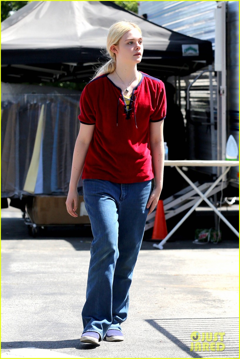 Elle Fanning Hangs Out on 'Low Down' Set: Photo 2876126 | Elle Fanning ...