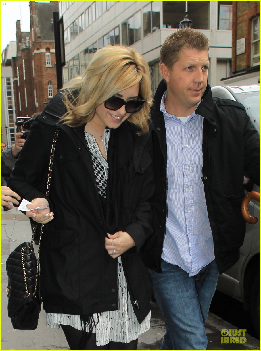 Demi Lovato: 'Demi' London Signing!: Photo 2879631 | Demi Lovato Photos ...