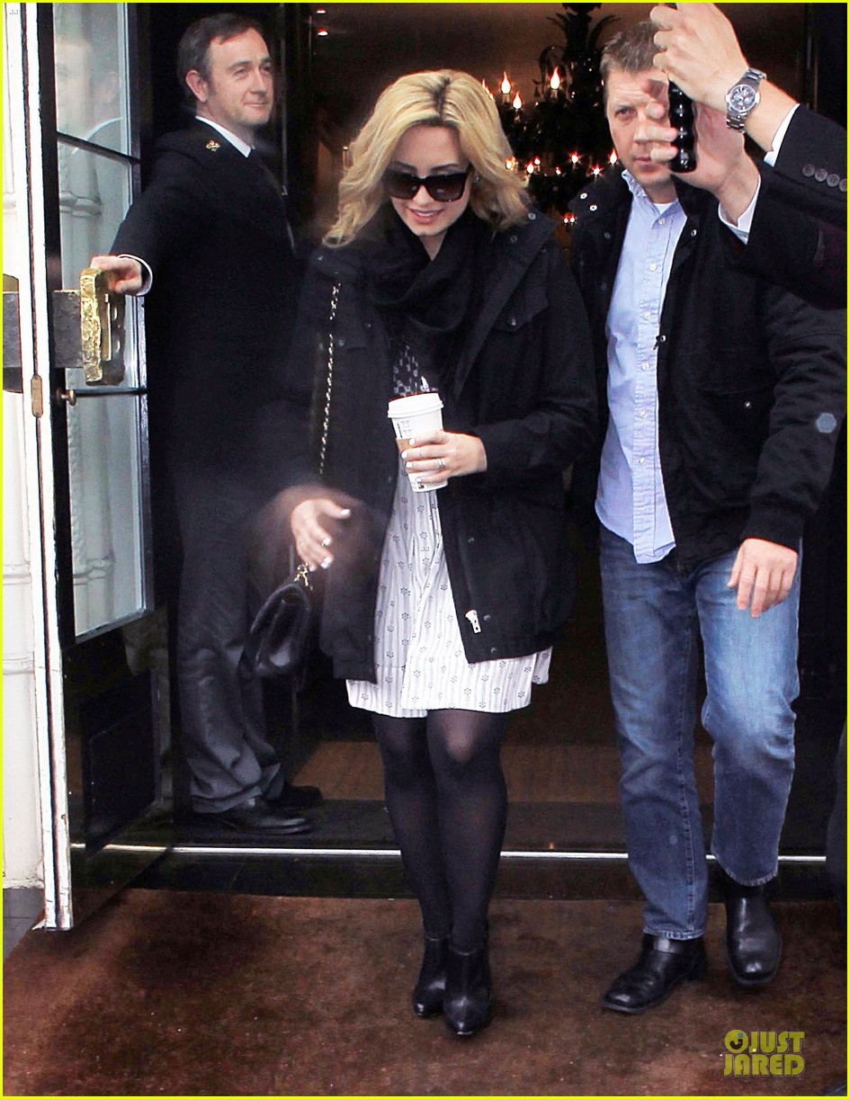 Demi Lovato: 'Demi' London Signing!: Photo 2879632 | Demi Lovato Photos ...