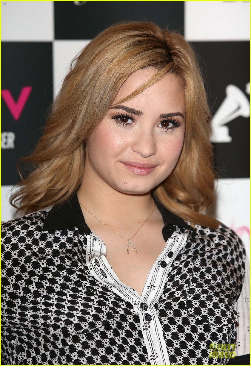 Demi Lovato: 'Demi' London Signing!: Photo 2879635 | Demi Lovato Photos ...
