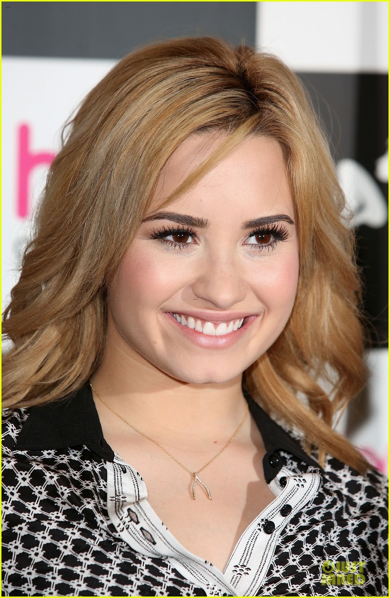 Demi Lovato: 'Demi' London Signing!: Photo 2879637 | Demi Lovato Photos ...