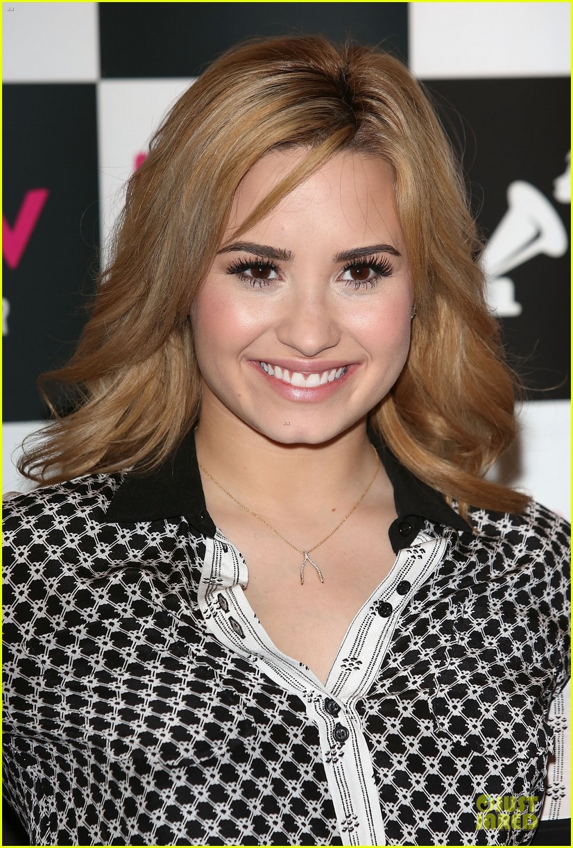 Demi Lovato: 'Demi' London Signing!: Photo 2879638 | Demi Lovato Photos ...