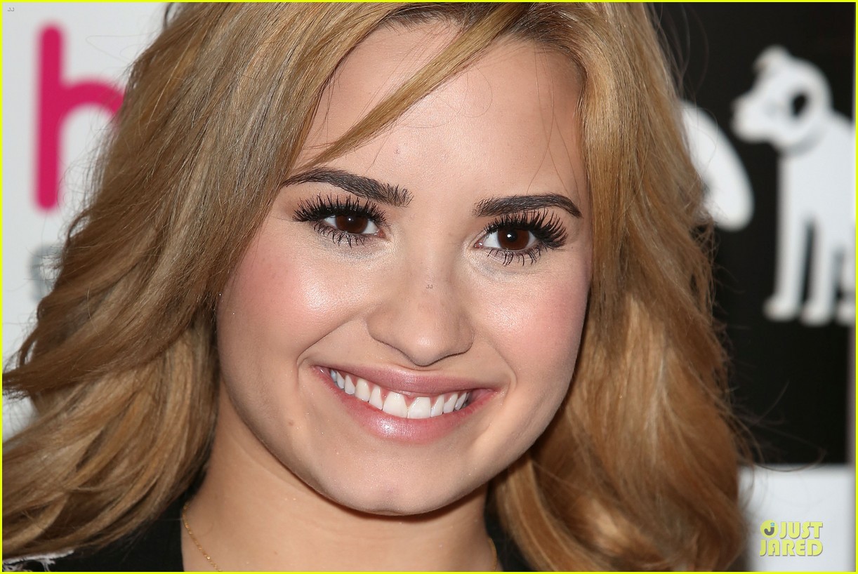 Demi Lovato: 'Demi' London Signing!: Photo 2879641 | Demi Lovato Photos ...