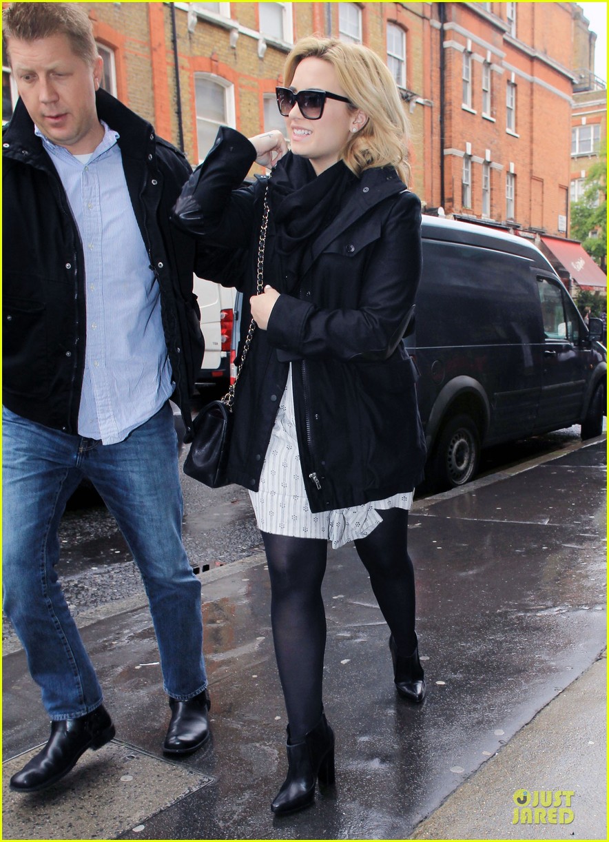 Demi Lovato: 'Demi' London Signing!: Photo 2879642 | Demi Lovato Photos ...