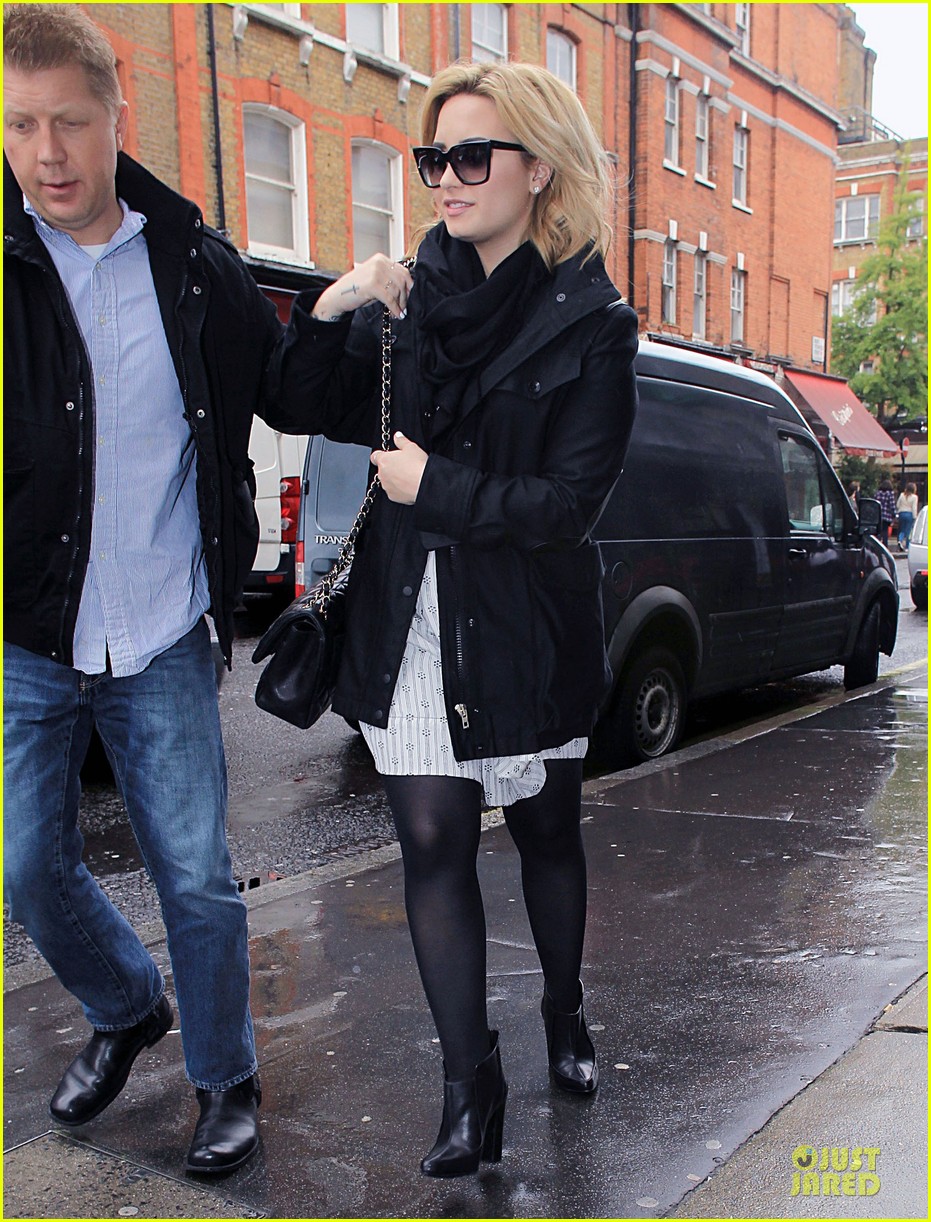 Demi Lovato: 'Demi' London Signing!: Photo 2879643 | Demi Lovato Photos ...