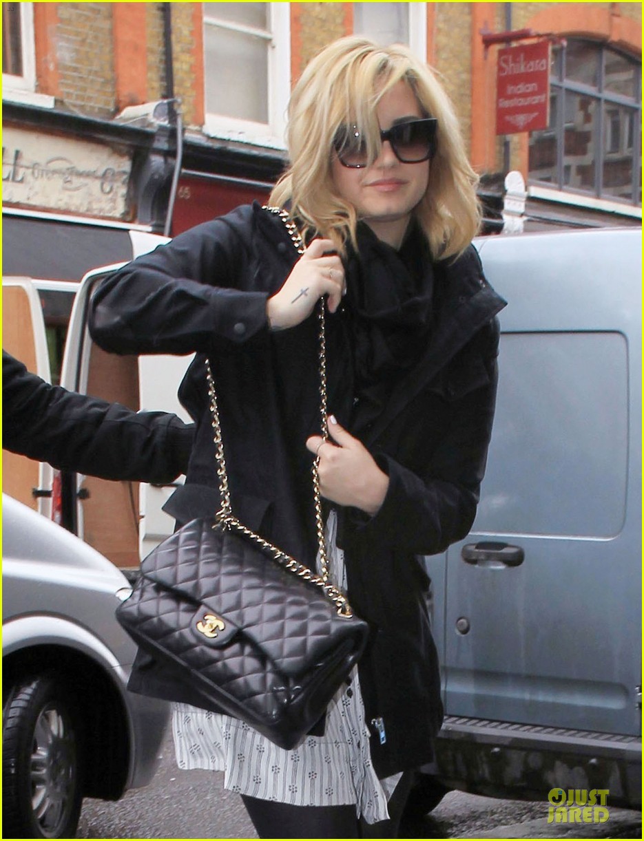Demi Lovato: 'Demi' London Signing!: Photo 2879646 | Demi Lovato Photos ...