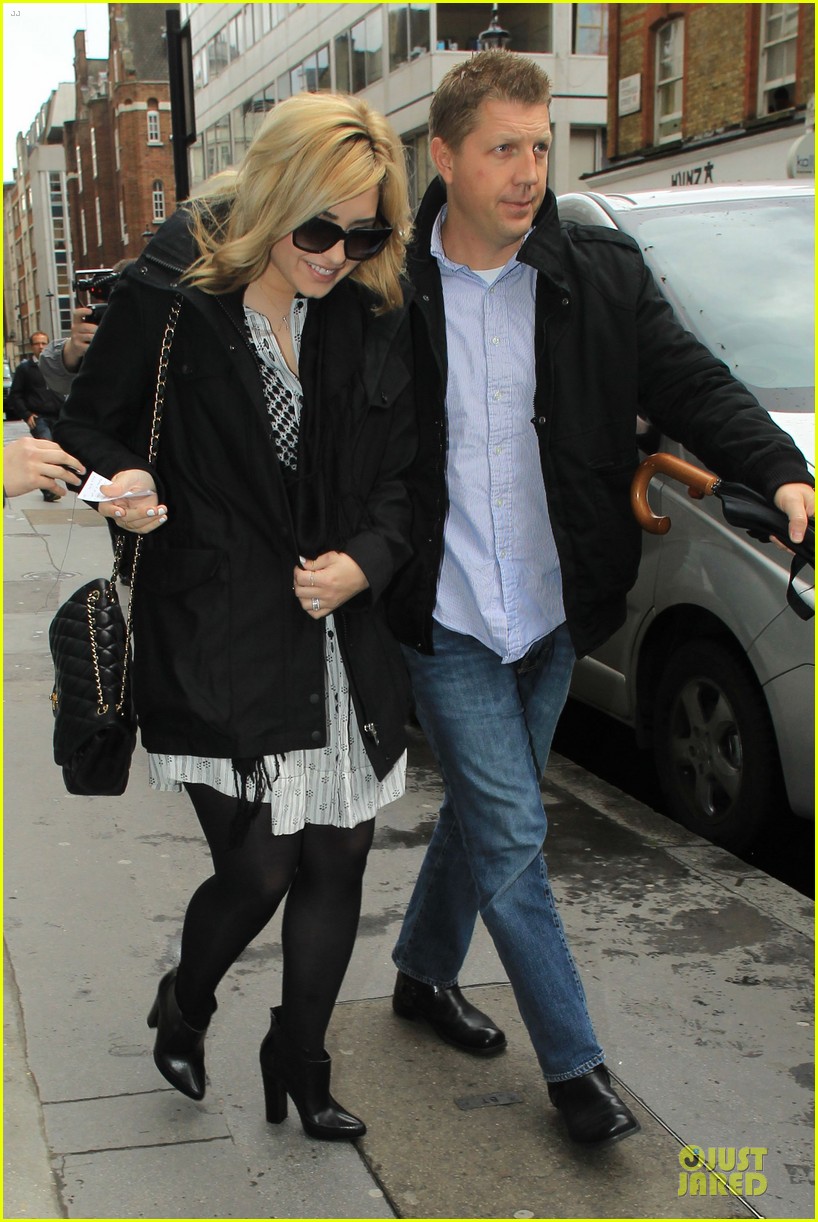 Demi Lovato: 'Demi' London Signing!: Photo 2879648 | Demi Lovato Photos ...