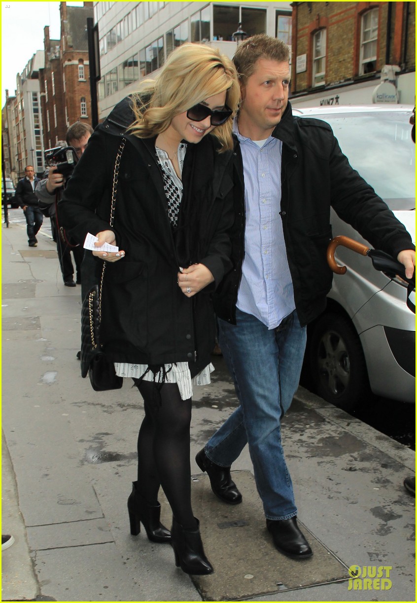 Demi Lovato: 'Demi' London Signing!: Photo 2879649 | Demi Lovato Photos ...