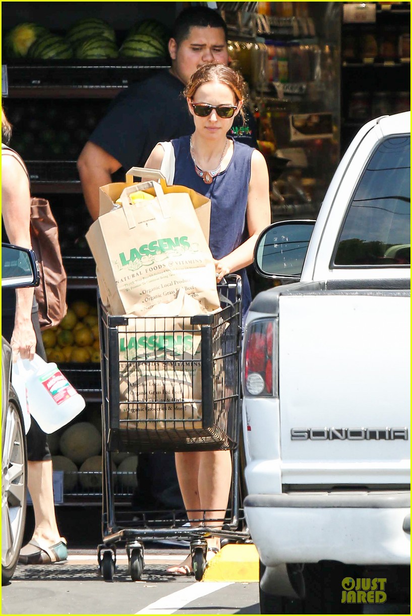 Natalie Portman: Lassen's Natural Foods & Vitamins Stop!: Photo 2863637 ...