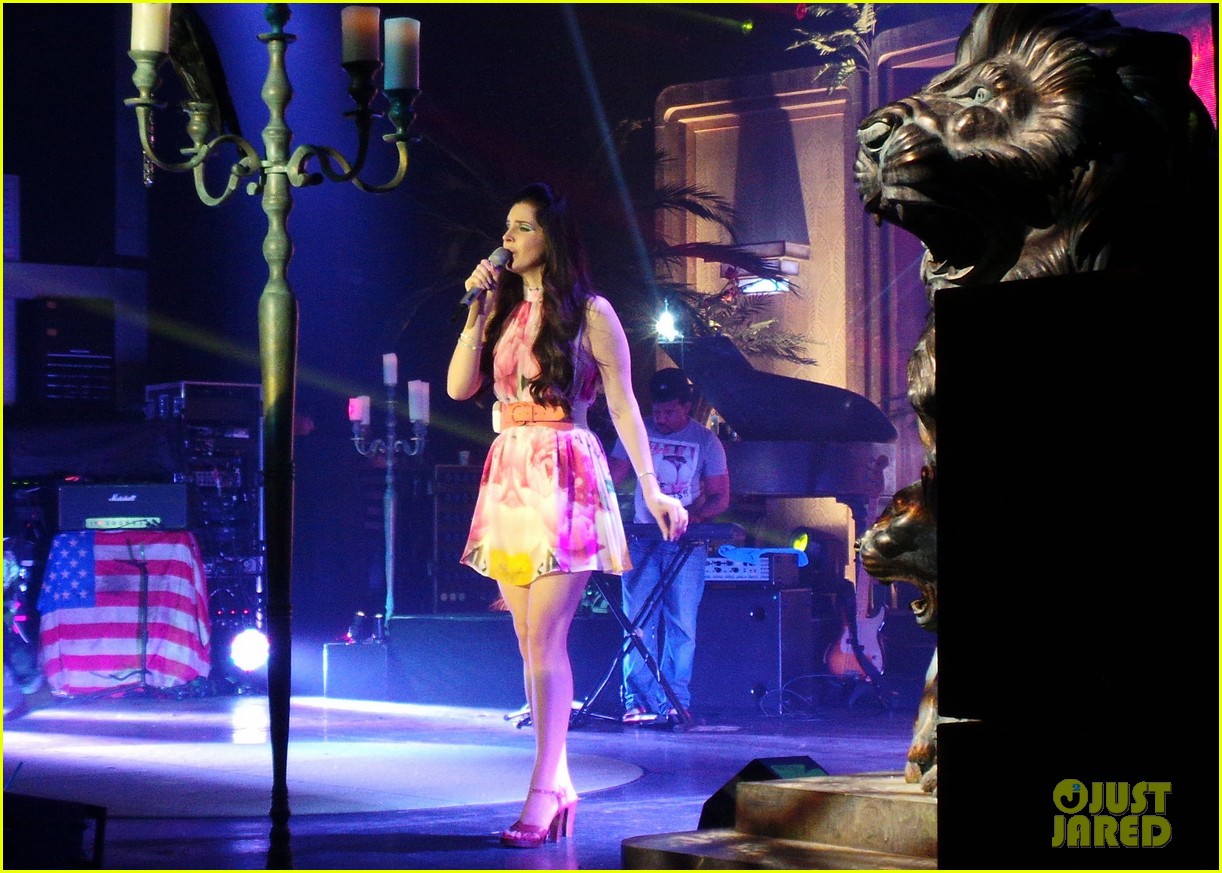 Lana Del Rey: Birmingham Performance Pics!: Photo 2869331 | Lana Del ...