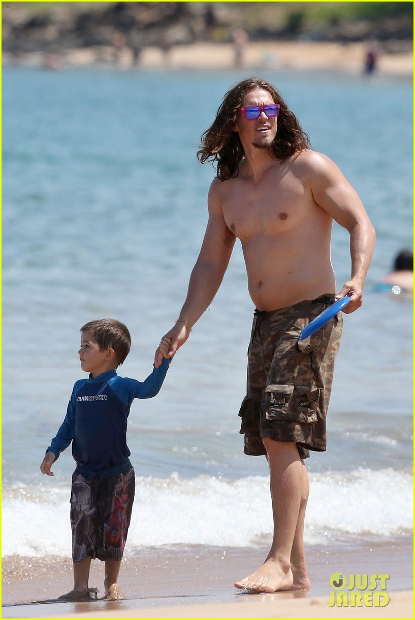 Sarah Shahi: Bikini Family Vacation with Shirtless Steve Howey!: Photo ...