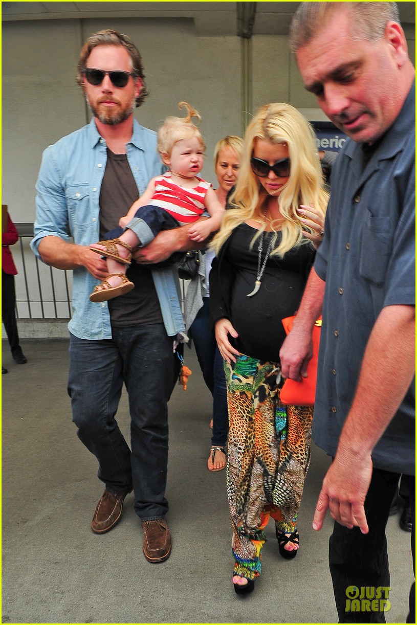 Jessica Simpson: Baby Bumpin' LAX Return!: Photo 2864476 | Celebrity ...