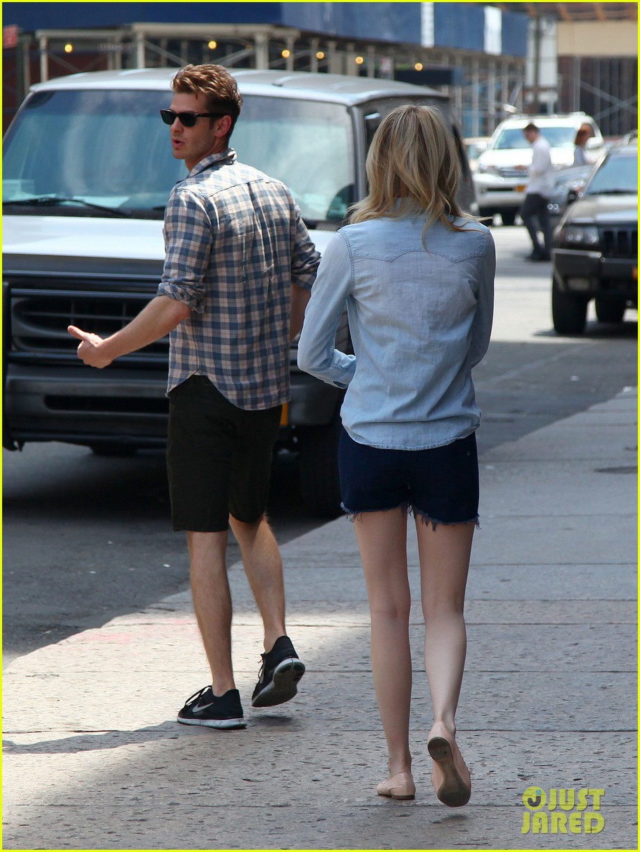 Emma Stone & Andrew Garfield Cuddle Up in NYC: Photo 2881531 | Andrew ...