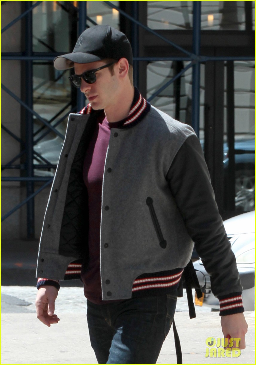 Emma Stone Films 'Spider-Man', Andrew Garfield Grabs Food: Photo ...