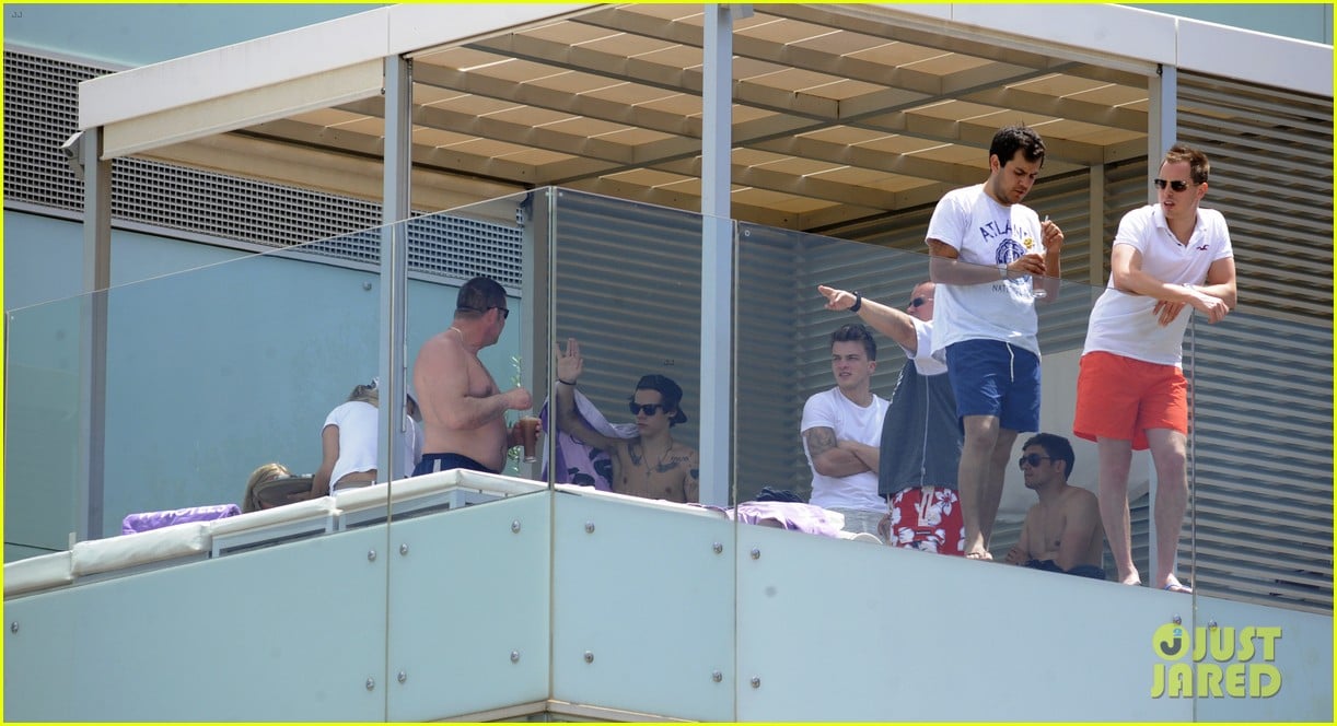 Harry Styles: Shirtless Wednesday in Spain!: Photo 2876319 | Shirtless ...