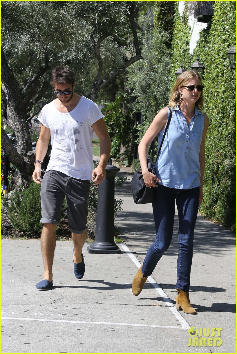 Emily VanCamp Post Birthday Outings Photo 2870872 Emily VanCamp Joshua Bowman Pictures emily-vancamp-post-birthday-outings-photo-2870872-emily-vancamp-joshua-bowman-pictures